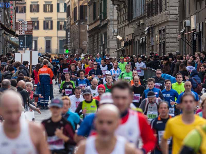 Tutti di corsa per la Firenze Marathon: oltre 10mila partecipanti