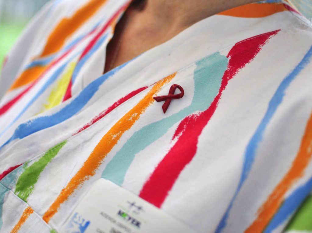 Fiocchi rossi al Meyer, app e hashtag: così Firenze combatte l'Aids
