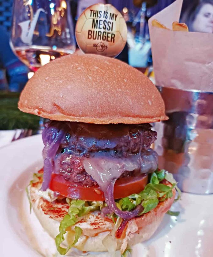 Un panino da campioni: all’Hard Rock Cafe il Messi Burger